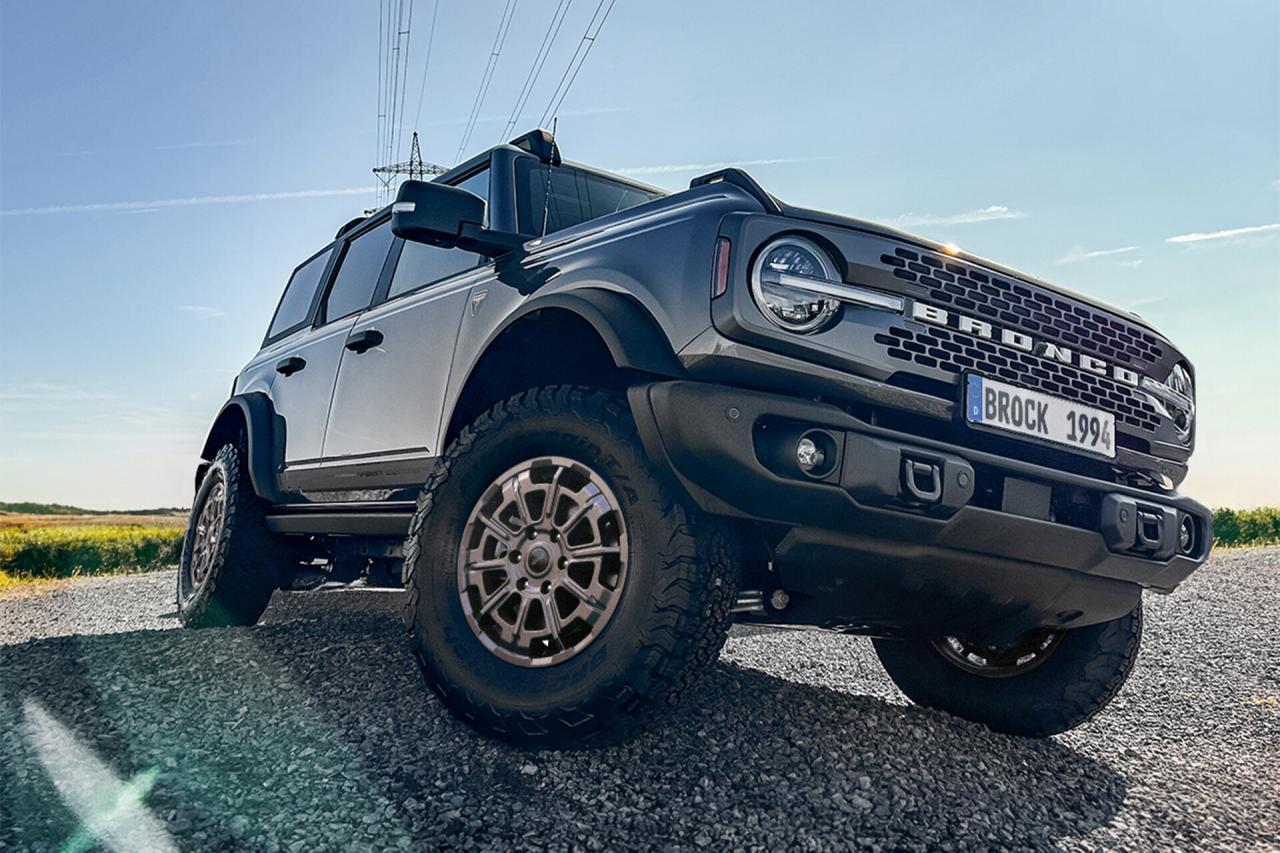 Ford Bronco with Brock B45 18-inch rim in bronze matt